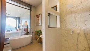 Quarto Duplo Deluxe, varanda, vista para a montanha | Casa de banho | Um polibã, um secador de cabelo, chinelos, um bidé