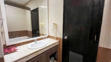 Toalhas de banho, sabonete, shampoo, papel higiênico