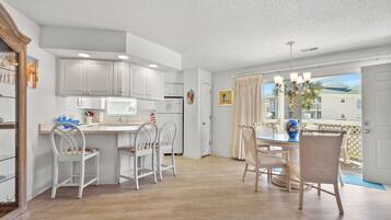 Apartamento em Condomínio Fechado, várias camas, banheira de hidromassagem grande (Shorehaven 16B) | 2 quartos, com decoração personalizada, com mobília individualizada