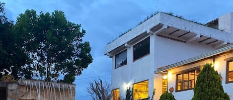 Quarto Quádruplo Familiar, vista para a piscina | Sala de estar | Televisor