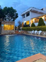 Quarto Quádruplo Familiar, vista para a piscina | Sala de estar | Televisor 