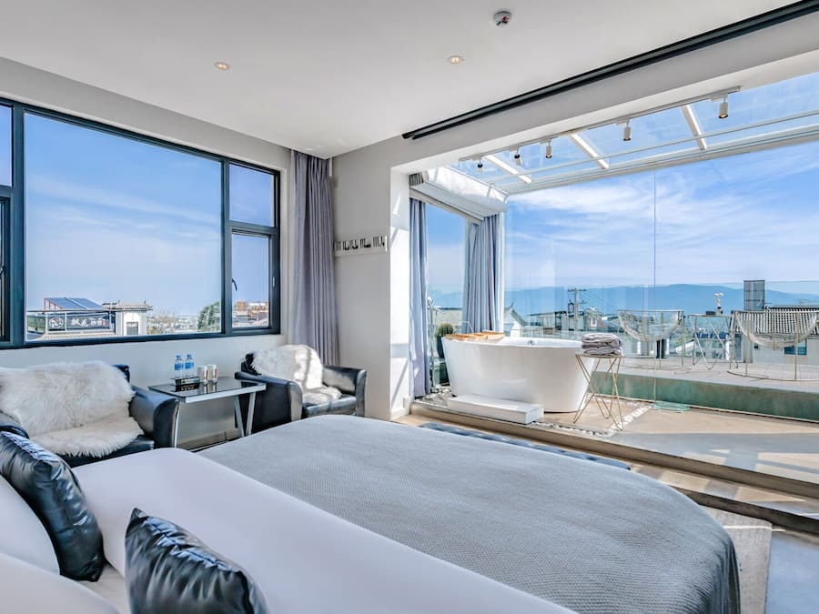 Quarto casal superior | Frigobar (abastecido com itens grátis), individualmente decorados