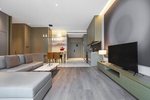 Suite Sénior | Minibar grátis, cortinas/cortinados opacos, ferro/tábua de engomar