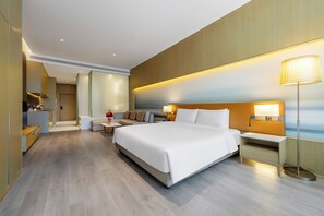 Quarto Duplo Sénior | Minibar grátis, cortinas/cortinados opacos, ferro/tábua de engomar