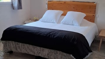 Cofre no quarto, cortinas/cortinados opacos, ferro/tábua de engomar