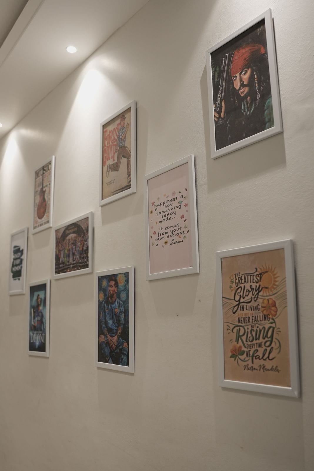 Paredes com diversos cartazes e obras de arte emolduradas, incluindo citações inspiradoras e imagens de pessoas.