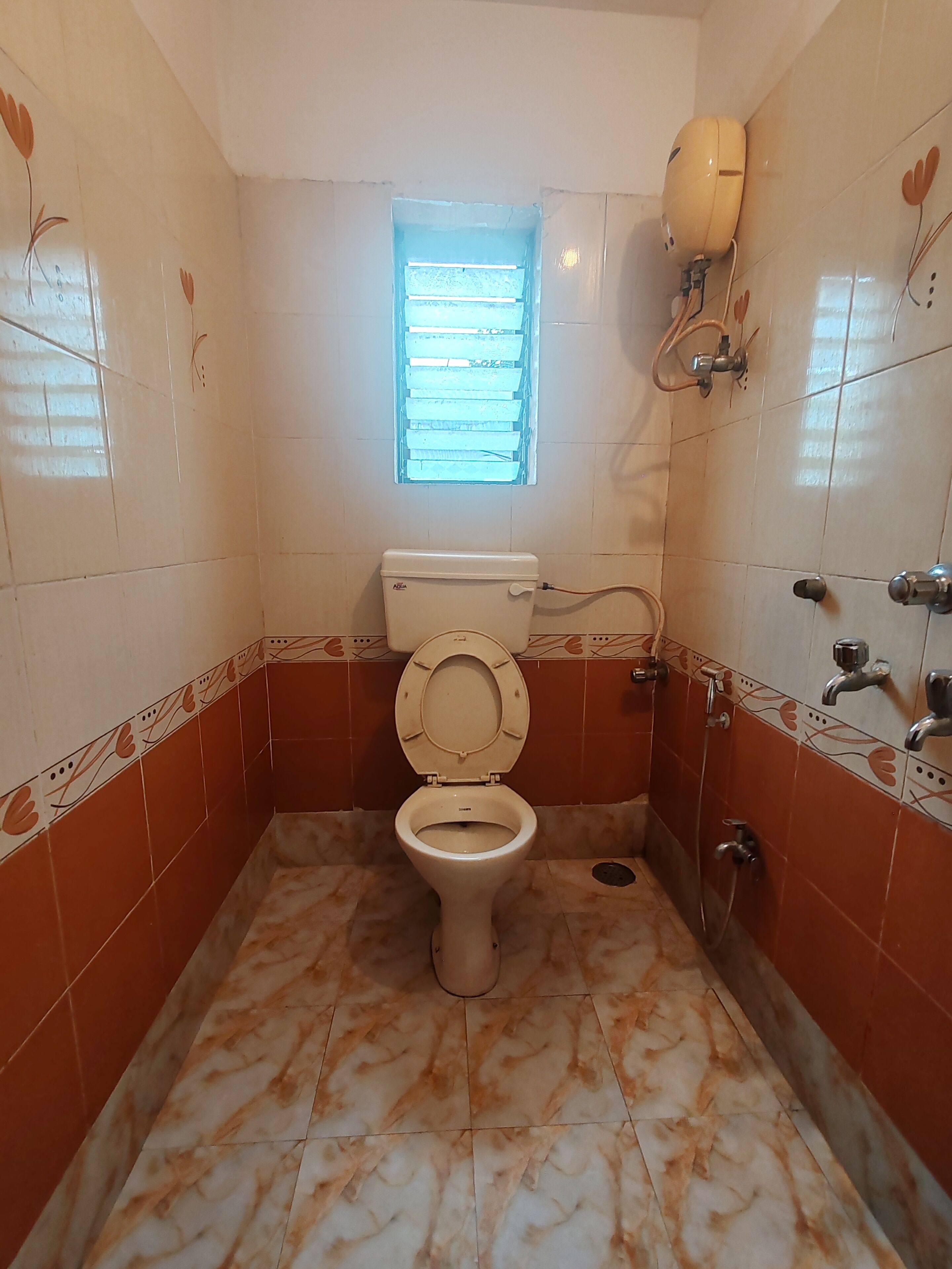 Quarto Duplo Básico | Casa de banho | Um polibã, toalhas fornecidas, sabão 