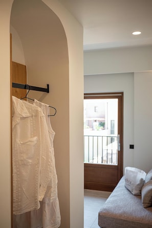 Suite Familiar, Vista para a cidade | Sala de estar | Smart TV de 40 polegadas com canais por cabo