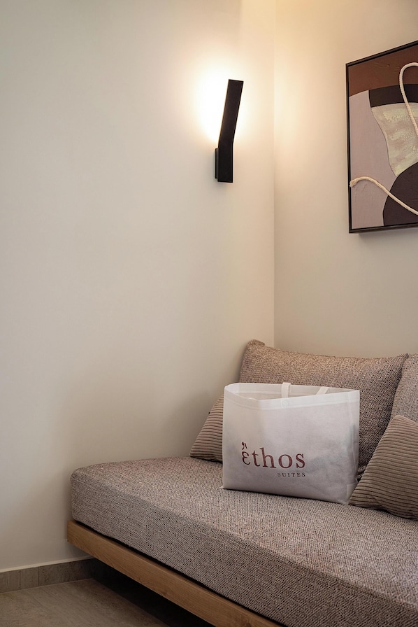 Suite Clássica, 1 quarto | Sala de estar | Smart TV de 40 polegadas com canais por cabo