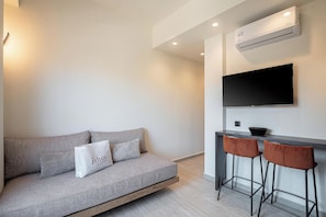 Suite Familiar, Vista para a cidade | Sala de estar | Smart TV de 40 polegadas com canais por cabo