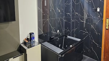 Apartamento standard, 3 quartos | Quartos à prova de som, Wi-Fi de cortesia, roupa de cama