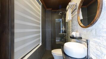 Quarto Familiar | Casa de banho | Um polibã, artigos de higiene pessoal grátis, um secador de cabelo