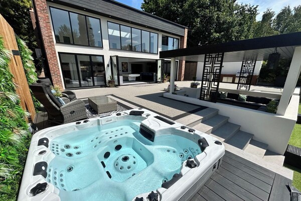 5 Bed Villa-sleeps 10-hot Tub-bar & Pool Table - Doncaster