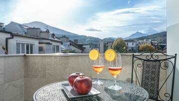 Quarto Twin Panorâmico, varanda, vista para a montanha | Cofre no quarto, secretária