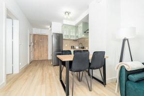 Apartamento standard, sacada, vista para o pátio | Ferros/tábuas de passar roupa, berços (sobretaxa), Wi-Fi de cortesia