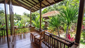 Suíte, sacada, vista para o jardim | Terraço/pátio