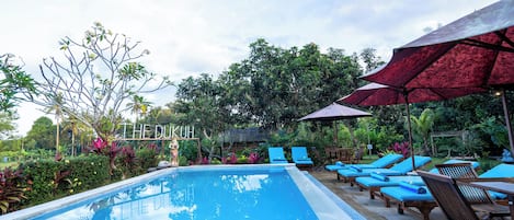 Piscina externa, guarda-sóis, espreguiçadeiras