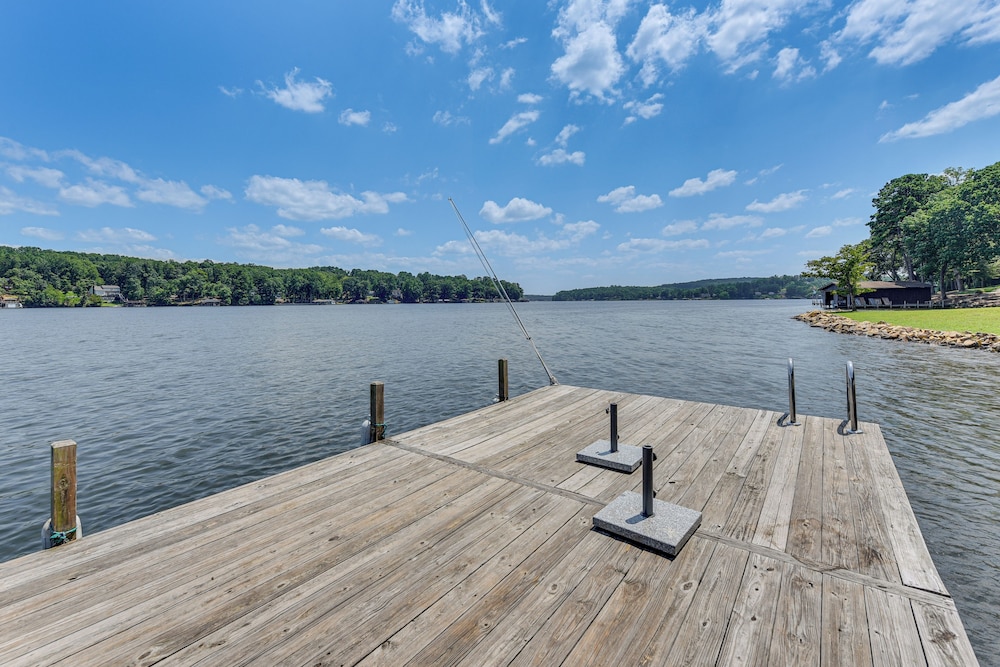 On Lake Tillery: Spacious Home W/ Screened Porch! - Lake Tillery, NC