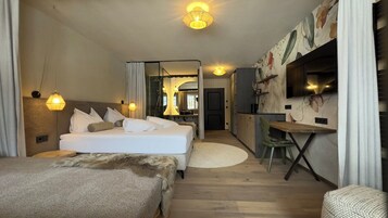 Doppelzimmer mit Schlafsofa | Cofres nos quartos, berços (sobretaxa), Wi-Fi de cortesia, roupa de cama