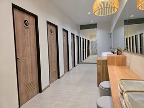 Chuveiro, produtos de toalete grátis, secador de cabelo, bidê