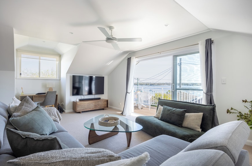 Lakeside Bliss - Your Coastal Family Escape Pet Friendly - Newcastle