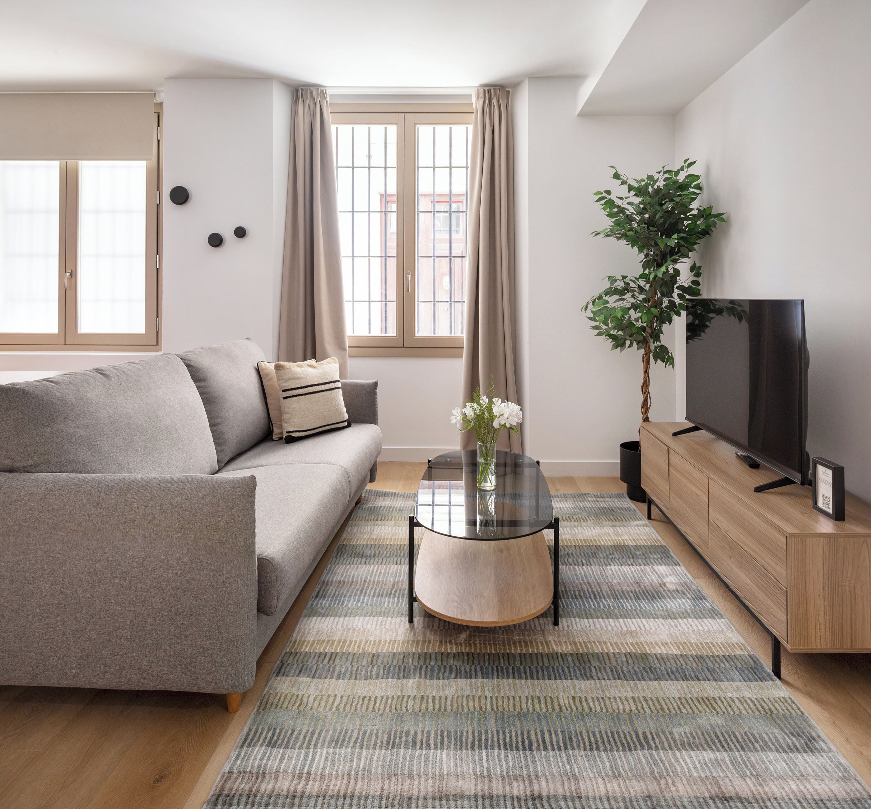Apartamento, 1 quarto, no rés do chão | Sala de estar | Televisor de ecrã plano de 28 polegadas com canais por cabo 