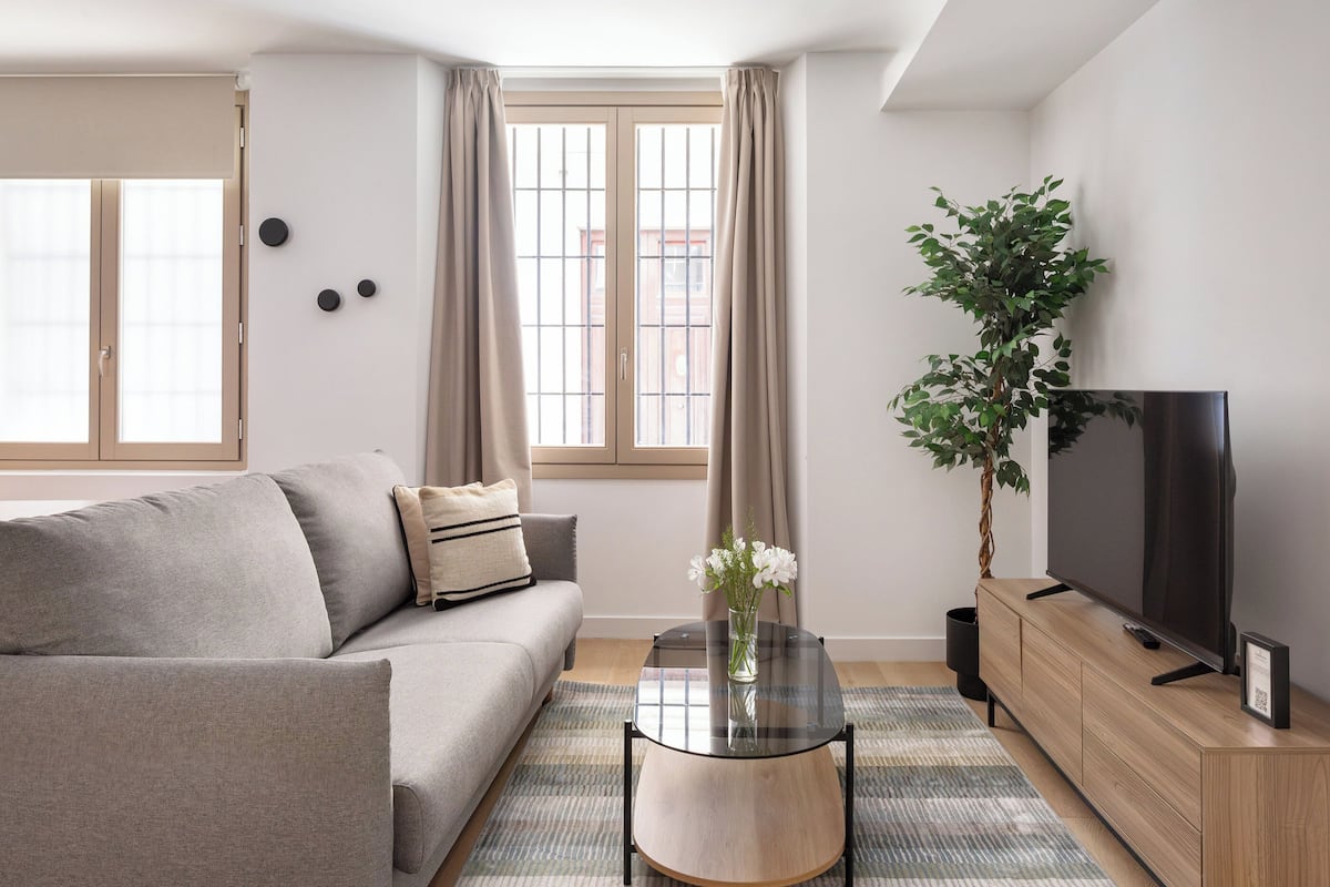 Apartamento, 1 quarto, no piso térreo | Área de estar | TV de tela plana 28 polegadas com canais a cabo