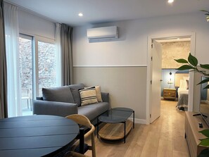 Apartamento, 2 quartos, pátio, no rés do chão | Sala de estar | Televisor de ecrã plano de 28 polegadas com canais por cabo 