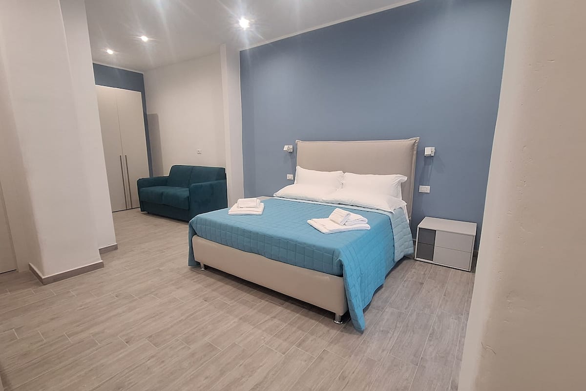 Quarto casal superior, vista parcial para o mar | Wi-Fi de cortesia