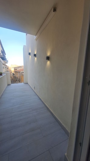 Quarto casal superior, vista parcial para o mar | Terraço/pátio