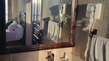 Quarto Duplo Económico, pátio, Vista para a cidade | Secretária, secretária adequada para computadores portáteis