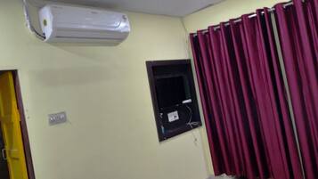 Quarto casal família | Escrivaninha, Wi-Fi de cortesia