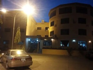 Fachada do alojamento (tarde/noite)