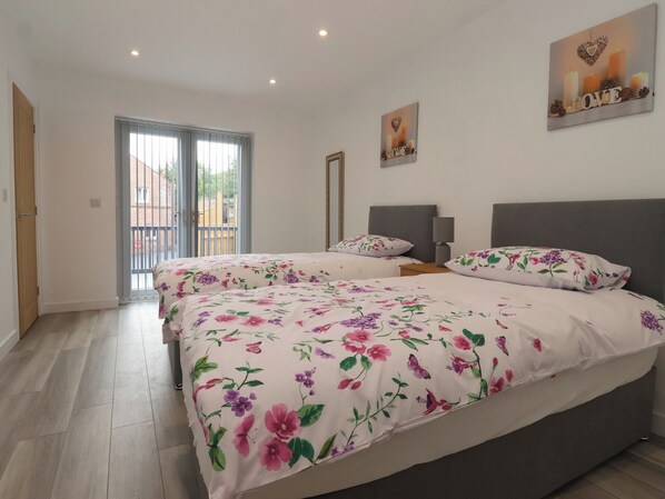 2 quartos, individualmente decorados, individualmente mobiliados