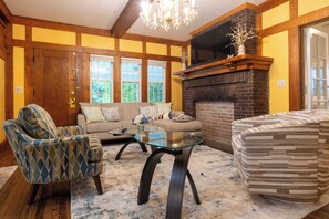 Casa Premium, vista para o jardim | Sala de estar | Smart TV de 55 de polegadas com canais digitais, Netflix, Hulu 