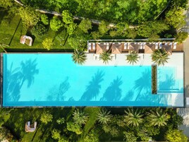 Piscina interna, piscina externa sazonal