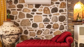 Quarto Quádruplo Comfort, vista para o pátio | Secretária, secretária adequada para computadores portáteis