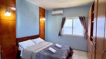 Apartamento, varanda | Secretária, secretária adequada para computadores portáteis