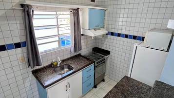 Apartamento, varanda | Secretária, secretária adequada para computadores portáteis