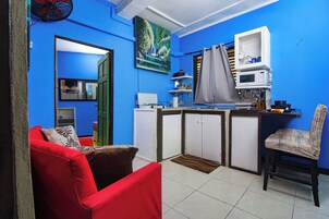 Apartamento Básico | Sala de estar | Televisor de ecrã plano de 32 polegadas com canais por cabo 