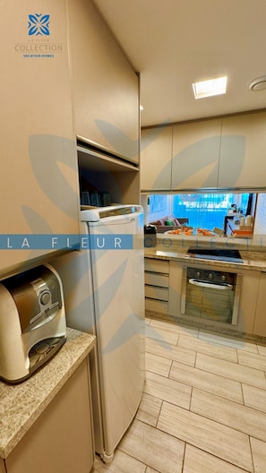 Apartamento Deluxe, várias camas, piscina privativa, vista para o mar | Cozinha privada | Um frigorífico, um micro-ondas, uma cadeira de bebé
