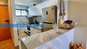 Apartamento premium, várias camas, vista para o resort | Cozinha privada | Geladeira, micro-ondas, cadeirão de bebê