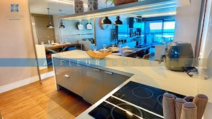 Apartamento luxo, várias camas, vista para o mar | Cozinha privada | Geladeira, micro-ondas, cadeirão de bebê