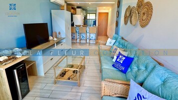 Apartamento premium, várias camas, vista para o oceano | Área de estar | Brinquedos
