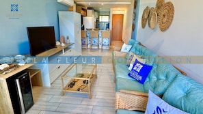 Apartamento premium, várias camas, vista para o oceano | Área de estar | Brinquedos