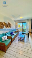Apartamento premium, várias camas, vista para o oceano | Área de estar | Brinquedos