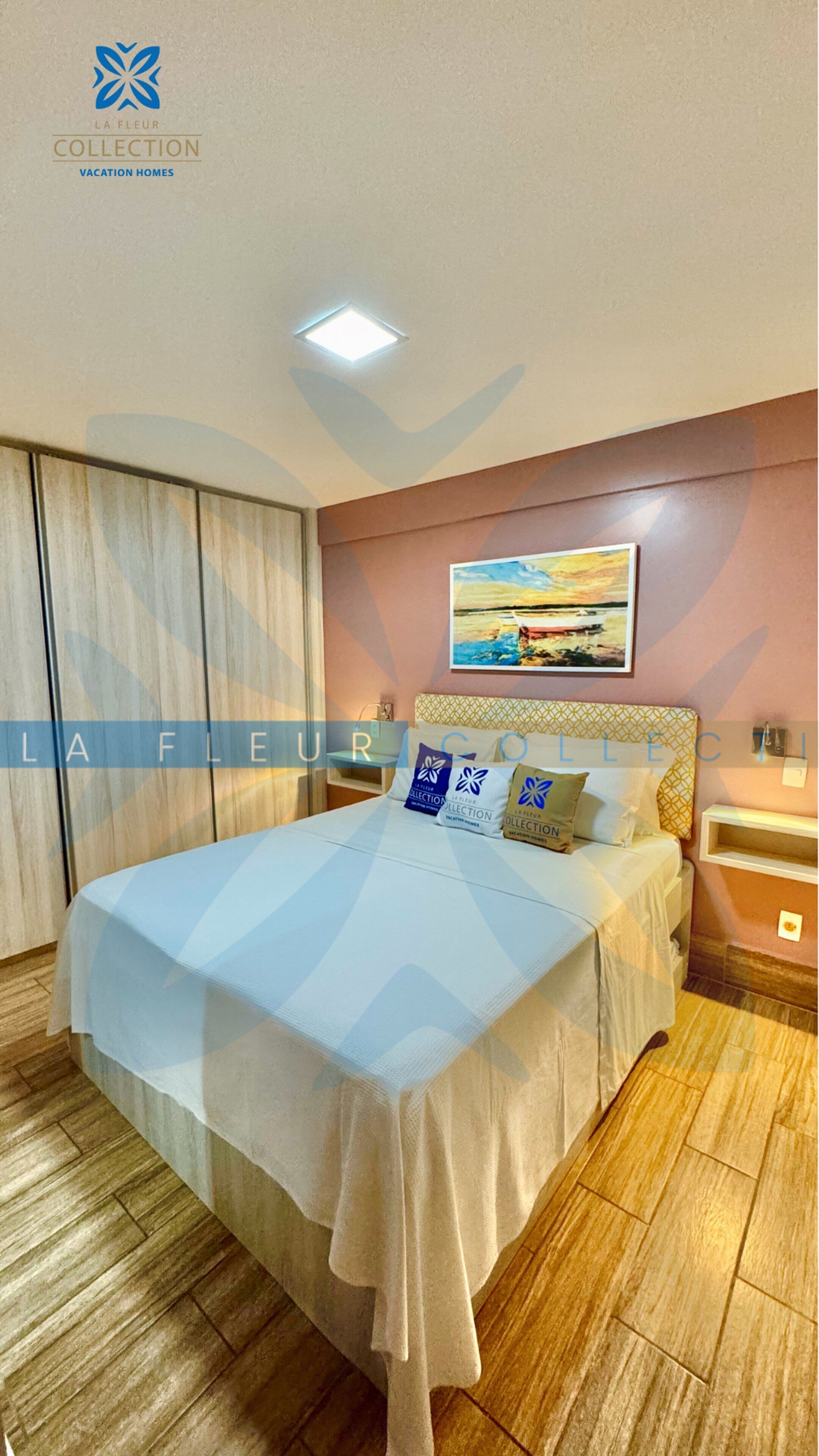 Apartamento Premium, várias camas, piscina privativa | Secretária, secretária adequada para computadores portáteis 