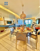 Apartamento luxo, várias camas, piscina particular, vista para o mar | Opções para refeição