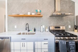 Casa, várias camas, pátio, vista para o jardim (Stylish 2-Bdr walking distance to Dwt) | Cozinha privada | Um frigorífico, um micro-ondas, um forno, uma placa de cozinha