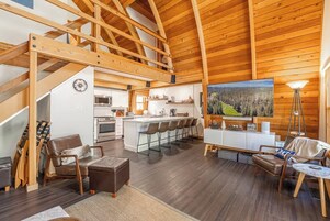 Cabine, várias camas, banheira de hidromassagem grande, vista para a montanha (Canoe Cabin) | Sala de estar